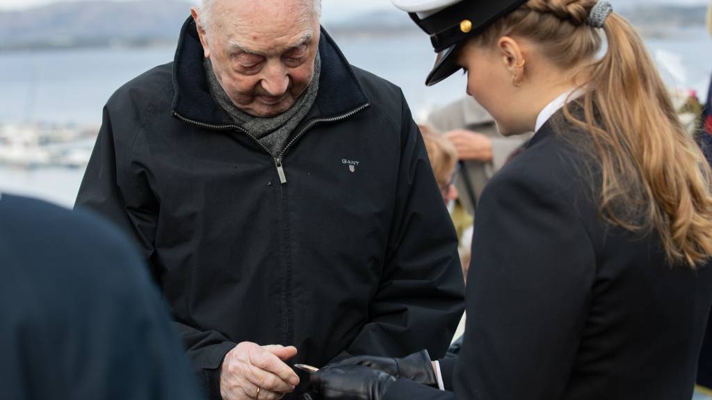 Jakob Strandheim (101) hedret for sin innsats i Shetlandsgjengen ...