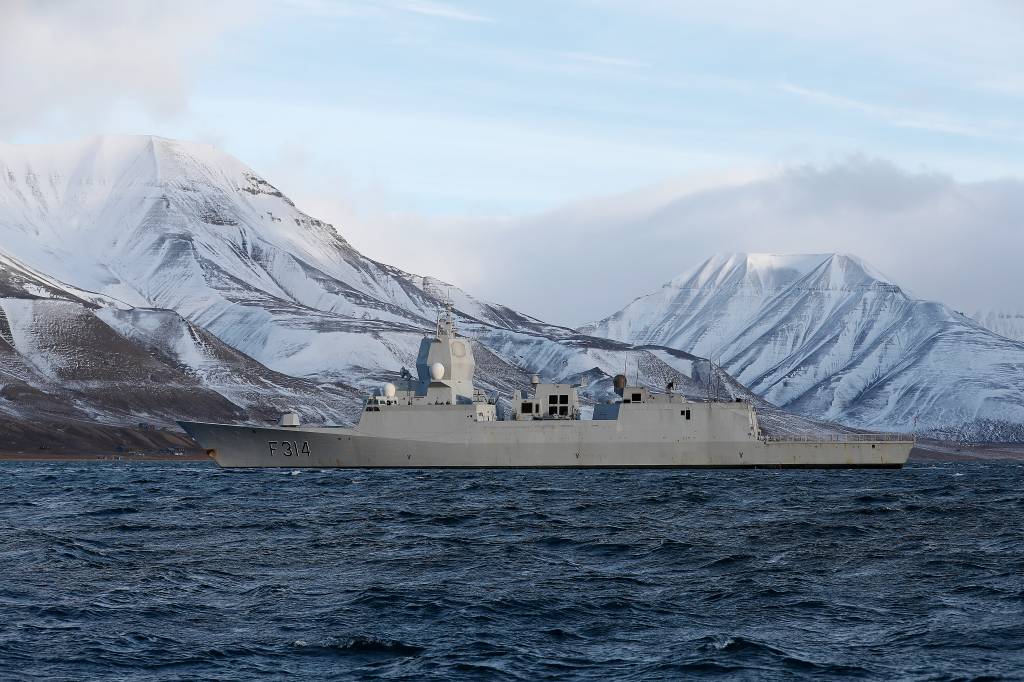 Et krigsskip på tokt midt i Norges viktigste fredsprosjekt - Forsvaret