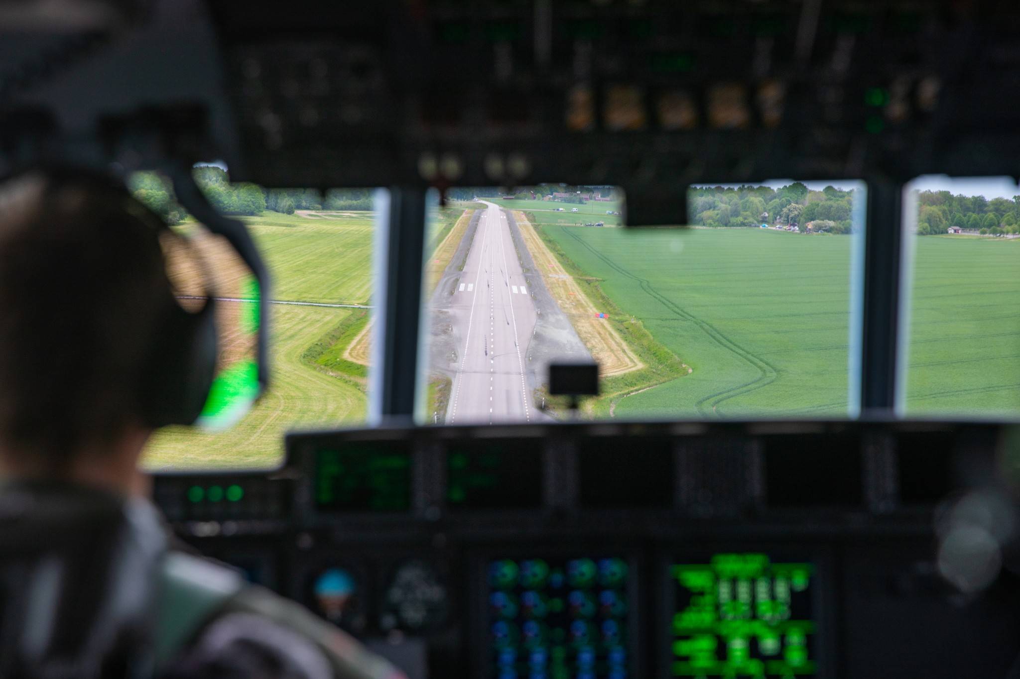 Første gang norsk C-130J Super Hercules landet på motorvei - Forsvaret