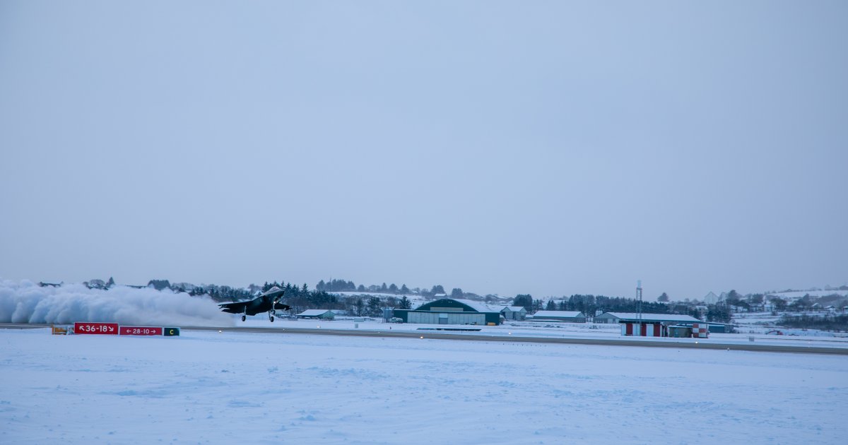 F-35 landet i Stavanger - Forsvaret