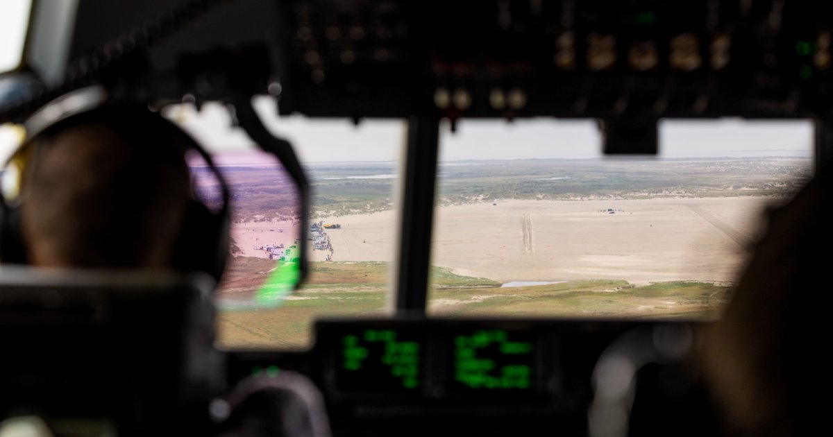 Norsk C-130J Super Hercules lander på en strand for første gang - Forsvaret
