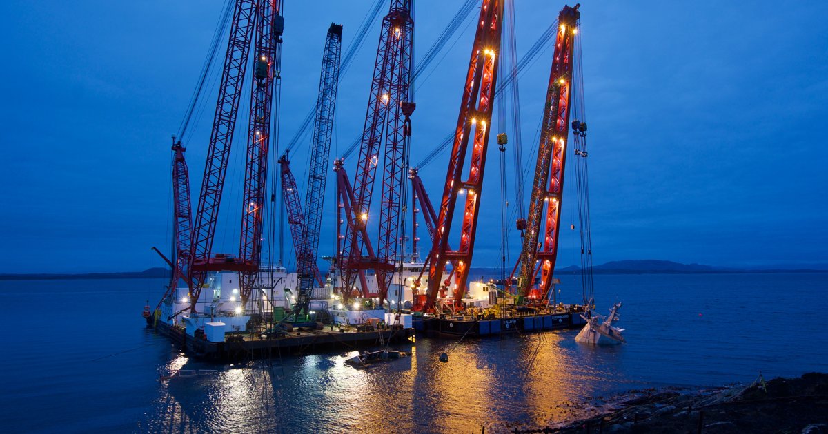 The raising of HNoMS "Helge Ingstad" has started - Norwegian Armed Forces